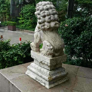 拘一格 