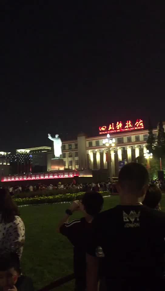 成都天府广场国庆升旗仪式前一夜
