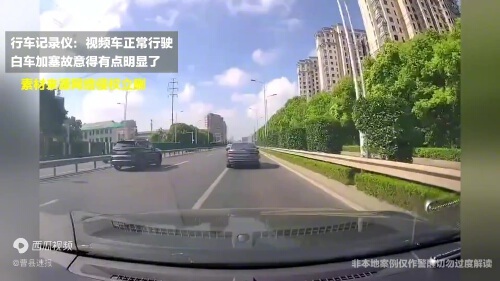 行车记录仪:视频车正常行驶,白车加塞故意得有点明显了