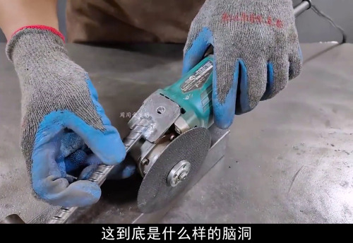 没想到平平无奇的角磨机,竟能创意打造成灵活小巧又便捷的切割机