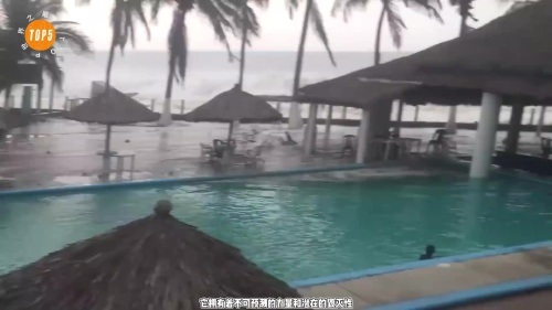 世界上10个最可怕的海啸,十米巨浪逼近,泳池里的男人却浑然不知