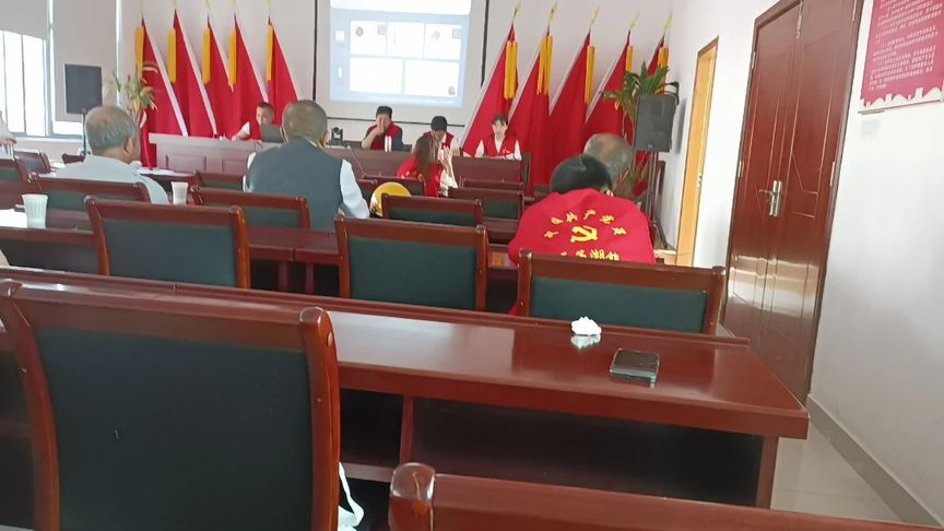 今天我村召开党员会,预备党转正。