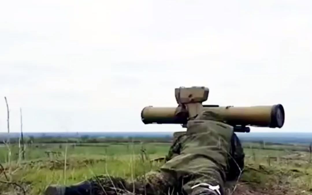 俄罗斯士兵使用9M113反坦克导弹,攻击乌军画面