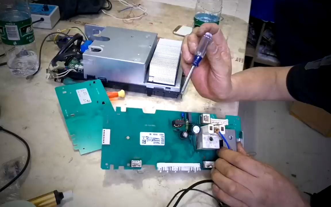 西门子洗衣机不通电是通病,只需换三个零件就可以修好它。