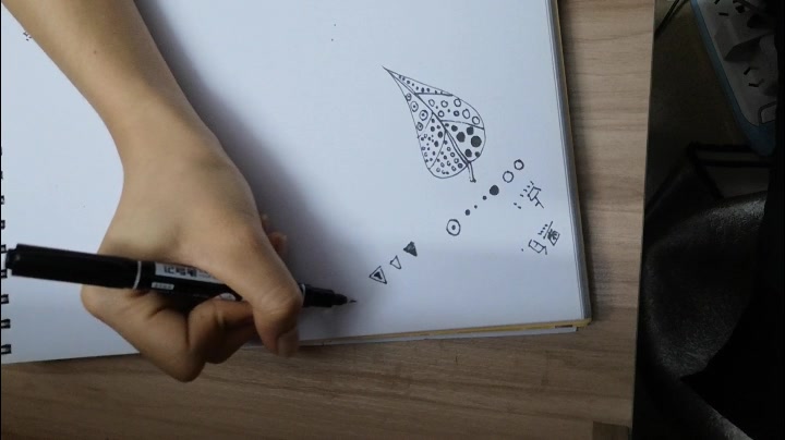 最简单轻松的绘画入门 黑白装饰画 点