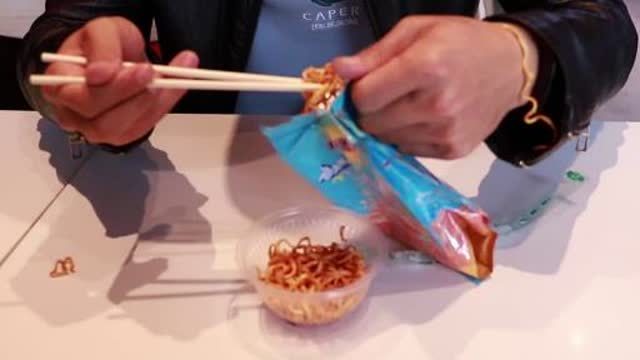 挑战用计算器弹歌,弹出一首吃一口火鸡面,不料小伙是个高手!