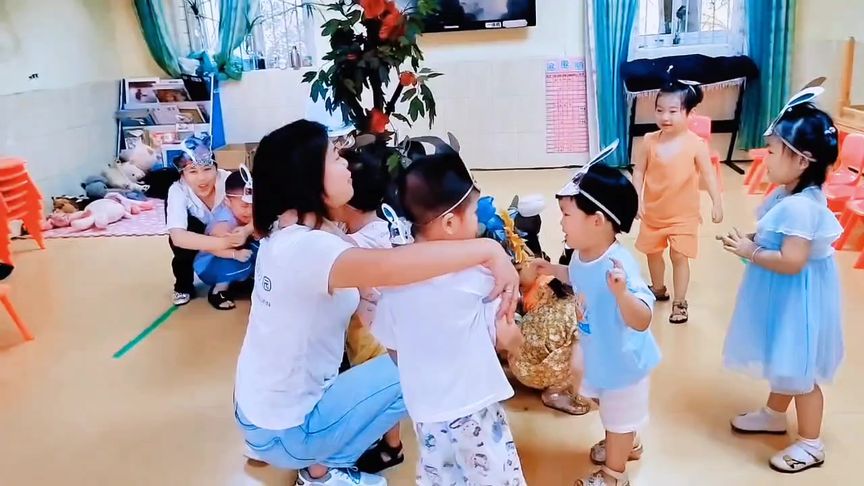 师幼互动游戏,更进一步加深了师幼之间的感情