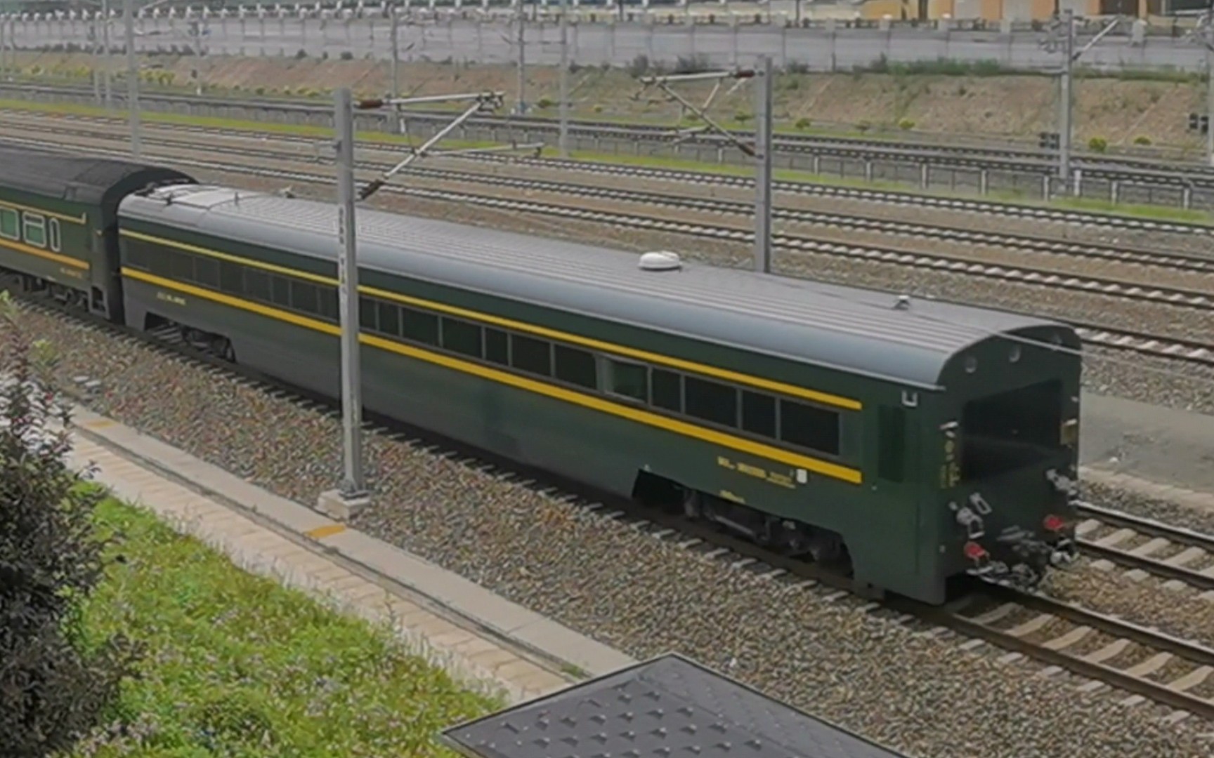 总算看到了,Z15次列车列尾附挂刷绿轨检WX25T999306通过