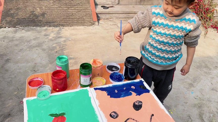 买的油画框派上用场了,趁着天气好和孩子一起画画,用心陪伴孩子