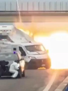 意大利发生一起抢劫案:公路上拦截运钞车,用炸药强行破运钞车门