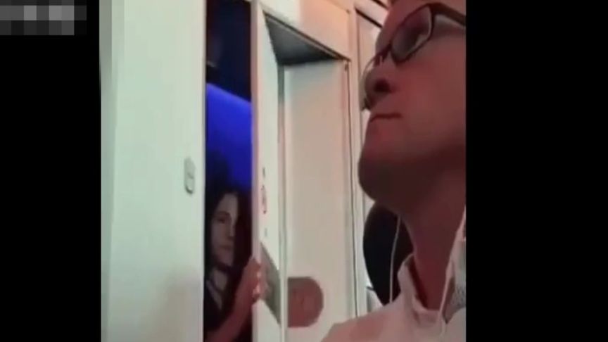 飞机上卫生间的正确使用方法