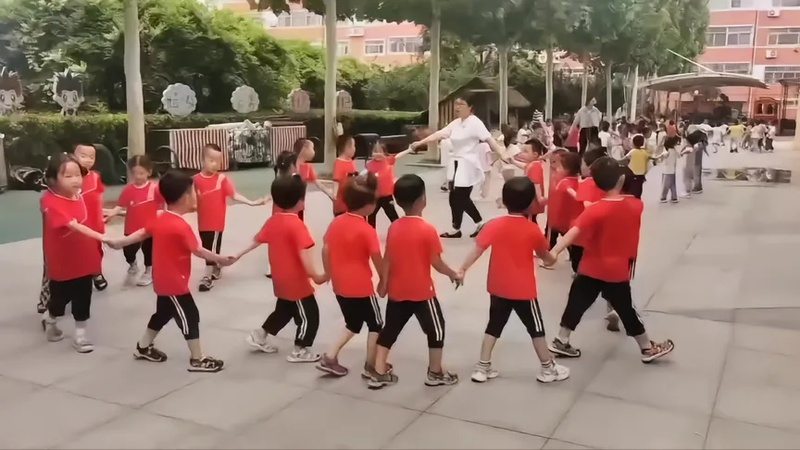 户外传统游戏玩起来孩子们很开心