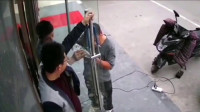 工人正在修玻璃门,不知怎么的玻璃门突然碎了,监控拍下尴尬画面