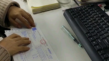 财务主管亲自给会计新人示范报销单据的整理,又给她一套报销管理...
