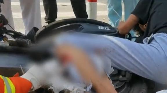 广东惠州一电动自行车发生交通事故,外卖骑手小腿被刺穿