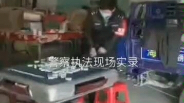 疫情期间,对聚众赌博行为,人民警察硬核执法。