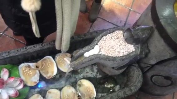 震一震,大量珍珠被打磨光滑