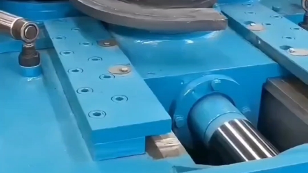 三轴卧式液压法兰机是近些年基于三滚成型原理研发的一种非标冷弯...
