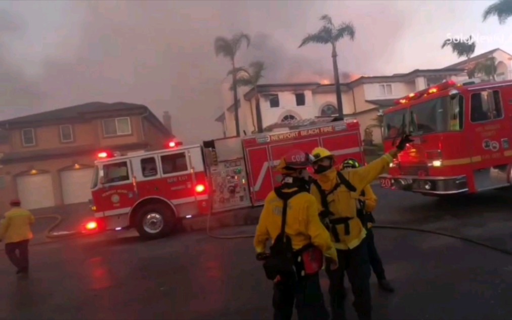 ...奥兰治县消防局 等部门处理因山火引起的建筑物火灾(2022年5月11日)