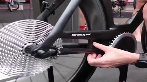 广东土豪花十万买的自行车,连链条都没有,是如何传动的?