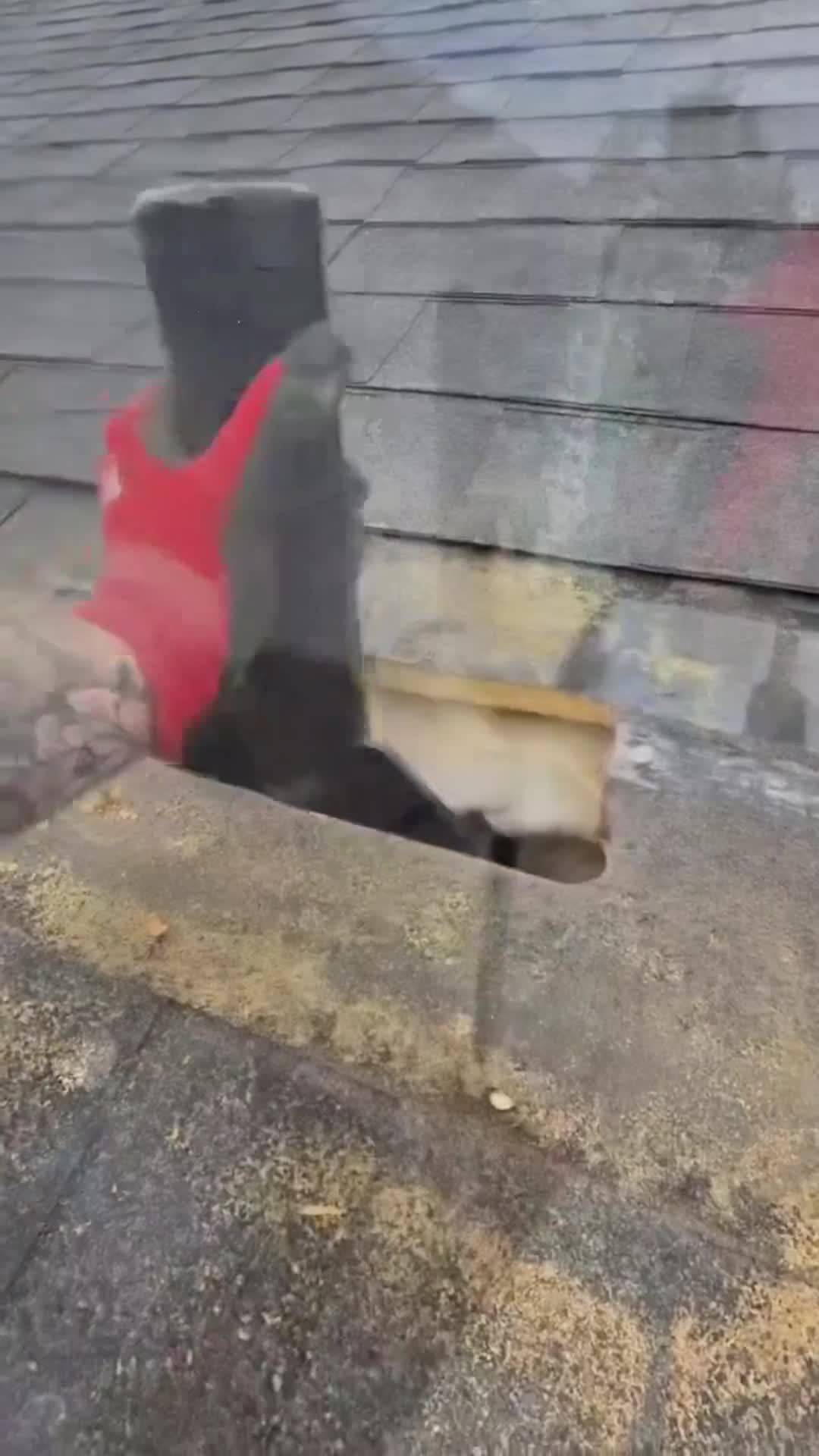 工匠利用连接木框架搭建庭院木结构并进行扩建