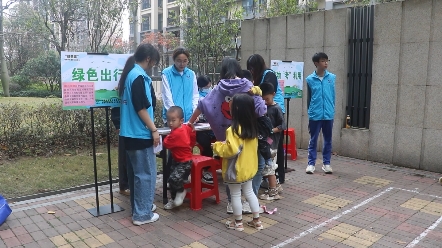通过环保游戏摊位+现场互动相结合的方式,向广大群众普及了节能减排...