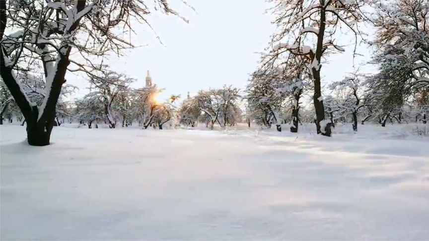失眠治愈放空:远处山峰重重叠叠 山上白雪像大海卷起的滔天白浪