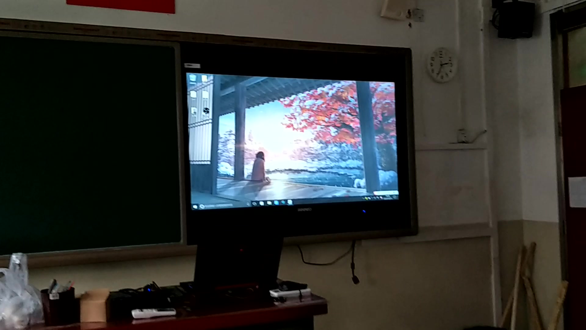 当你用学校的屏幕运行Wallpaper Engine会是一个什么效果