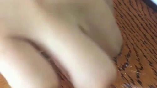 浅色实木地板维修,小伙子不用方便面,照修不误家具!