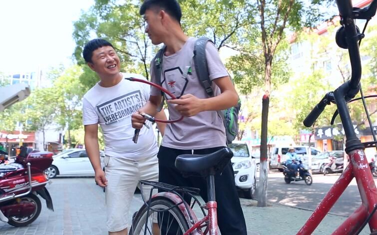 三对视频:电动车换自行车,逗比车贼笑死你