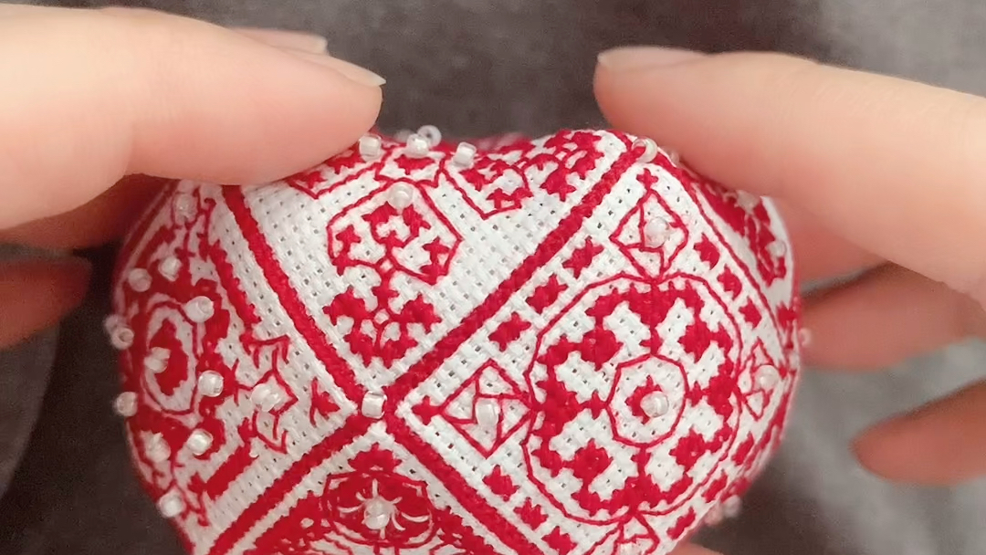 十字绣插针包!15片图案各不相同!纯棉绣线绣布,进口米珠!闲鱼有售!