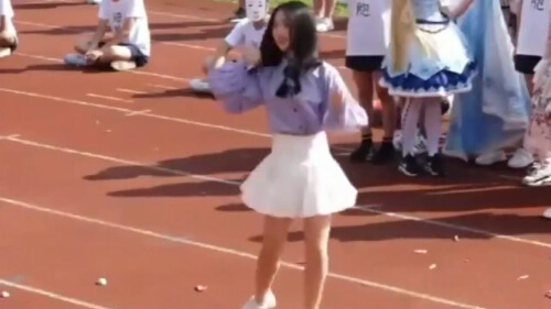 别人学校的校花,运动会上跳舞,人比舞蹈还可爱,是初恋的感觉