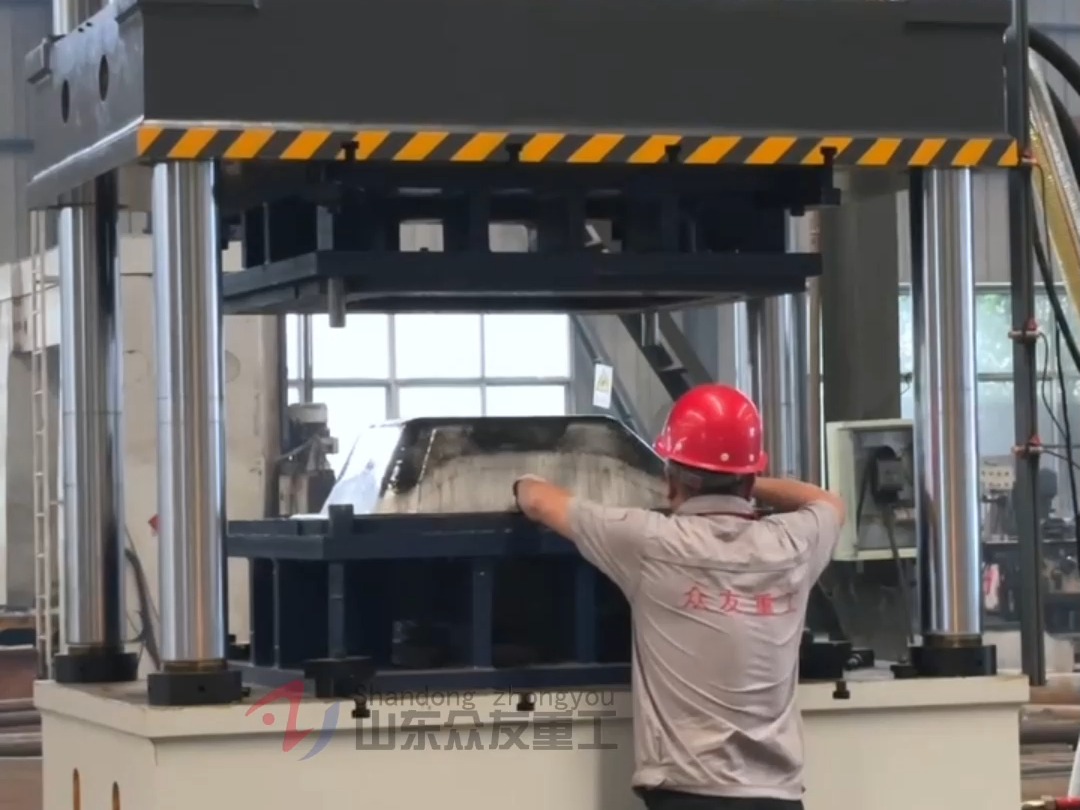 400吨灰斗车成型液压机生产线