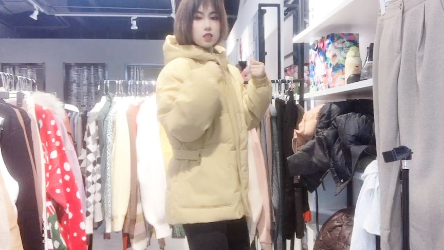 别天气一冷就穿羽绒服,这种棉衣也特保暖,而且尽显时尚魅力