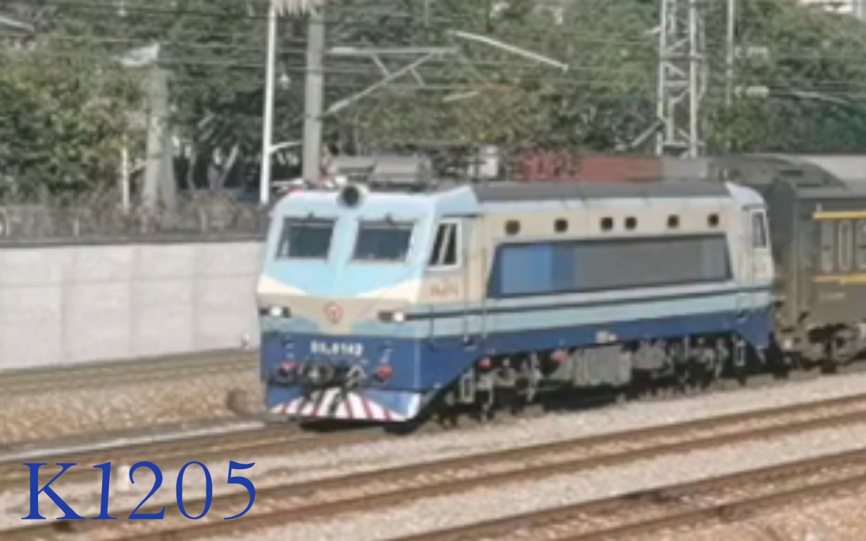 【中国铁路】K1205次 (深圳东站-昆明站),本务广铁广段SS8-0142牵引...