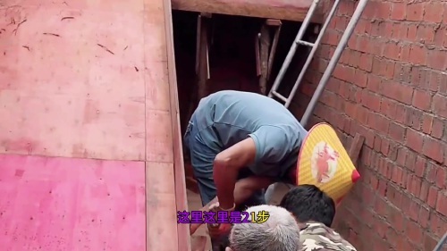 二哥正在楼梯模板上面钉可供行走的防滑木块