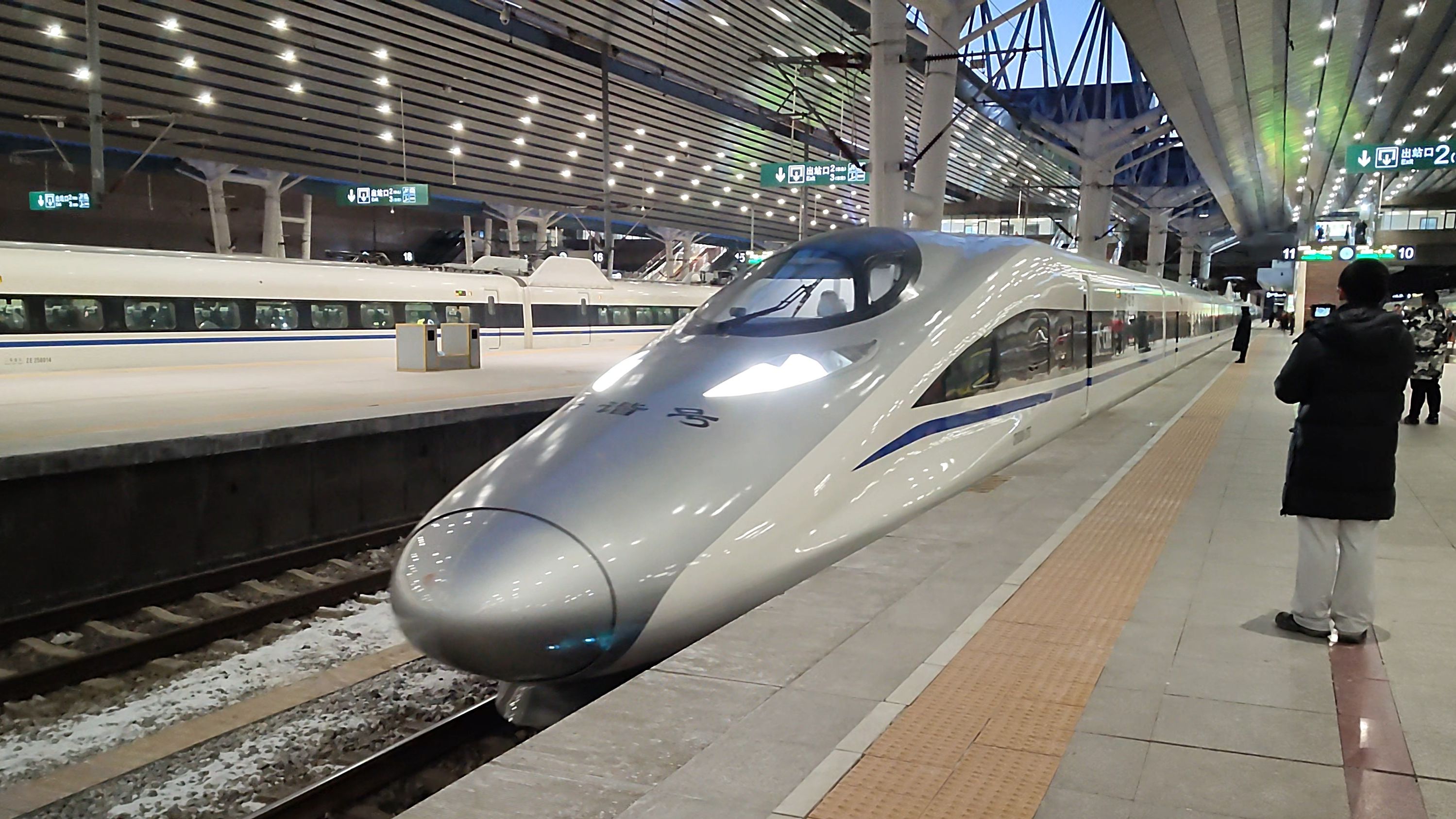 ...—北京西站CRH380A动车组列车与末班老绿皮火车6437次同站台交会