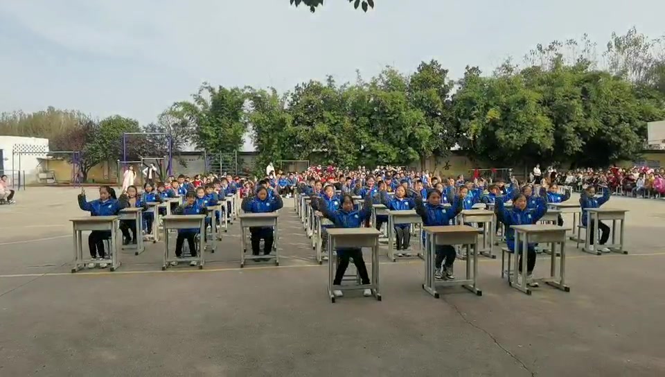 四一班课桌操《兔子舞》