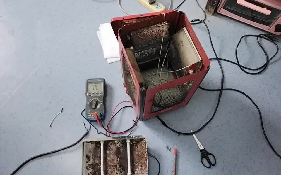 电暖器有两面不发热,拆开检修控制电路。