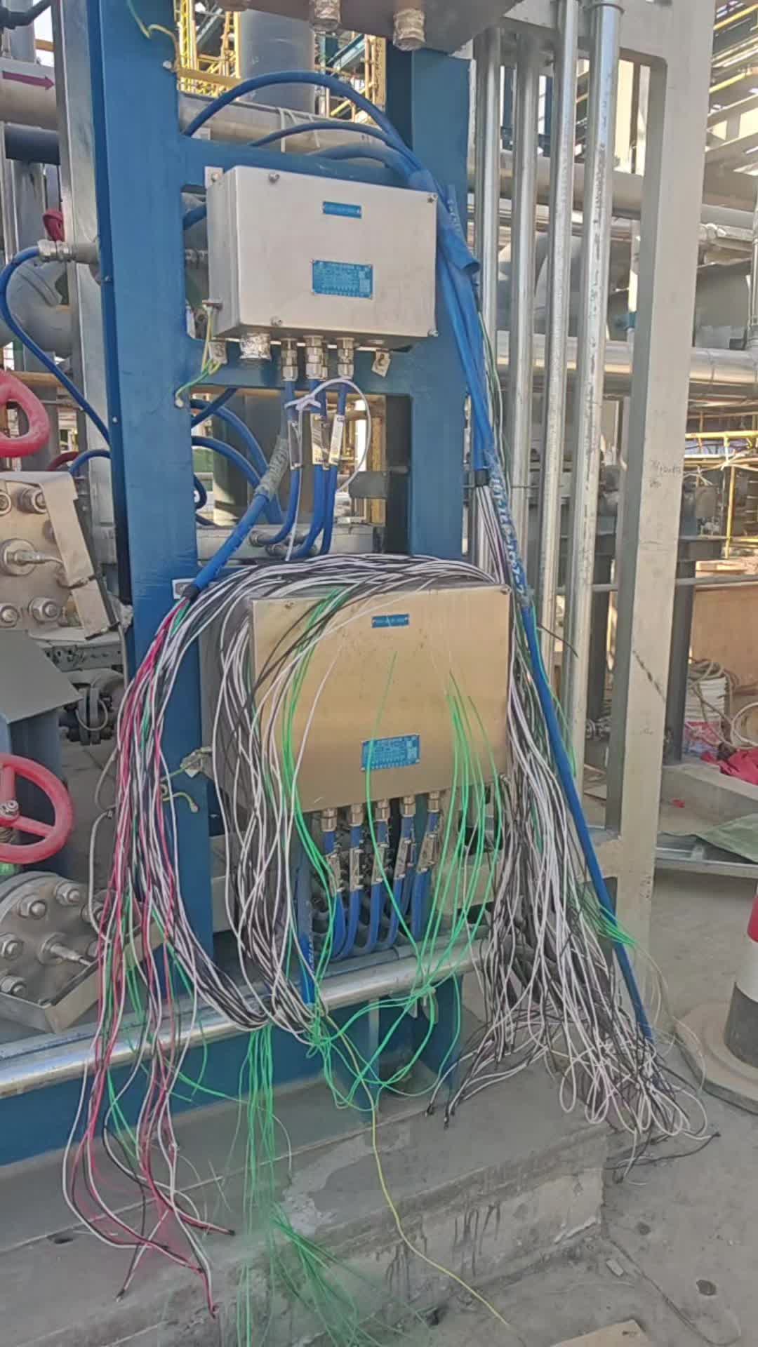 电气仪表安装,来嘛,天天加班三小时,正在接仪表电缆,15号必须完成接线...