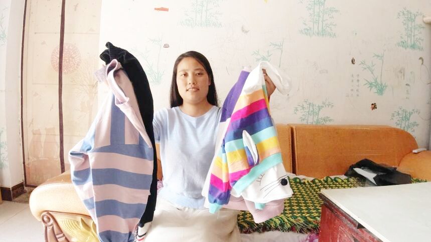 农村妈妈150元给孩子们网购5件衣服,穿上后太漂亮了,超级划算