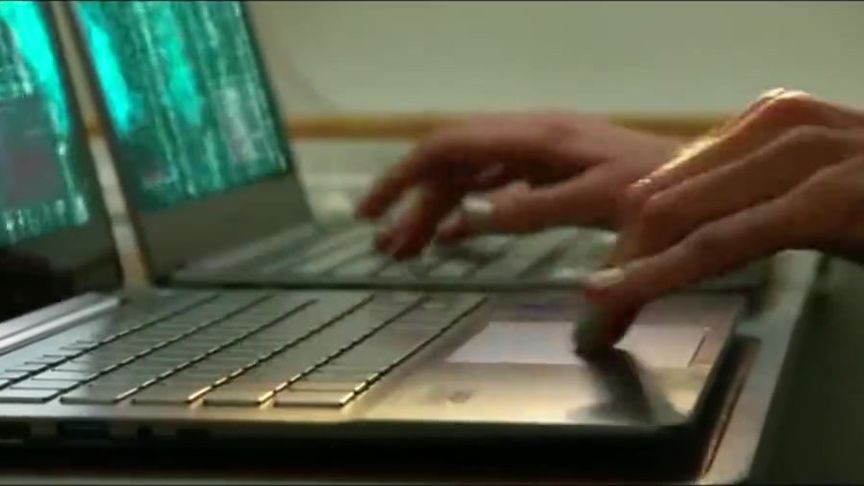 好的电影总是在你意料之外,超级女黑客能与计算机交流