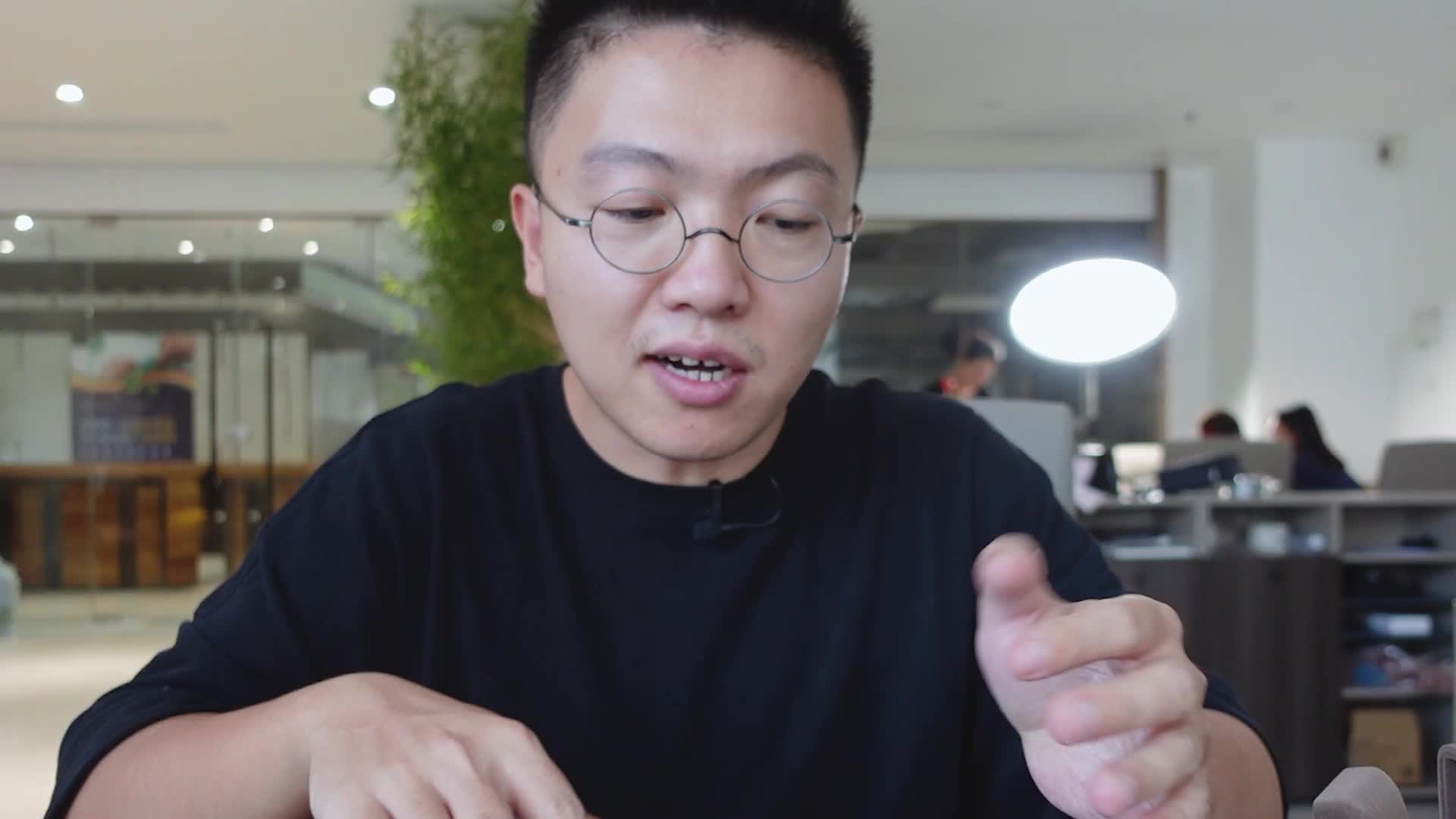 资深鉴定师都连连称赞的玻璃种翡翠戒指,你能看到多少?