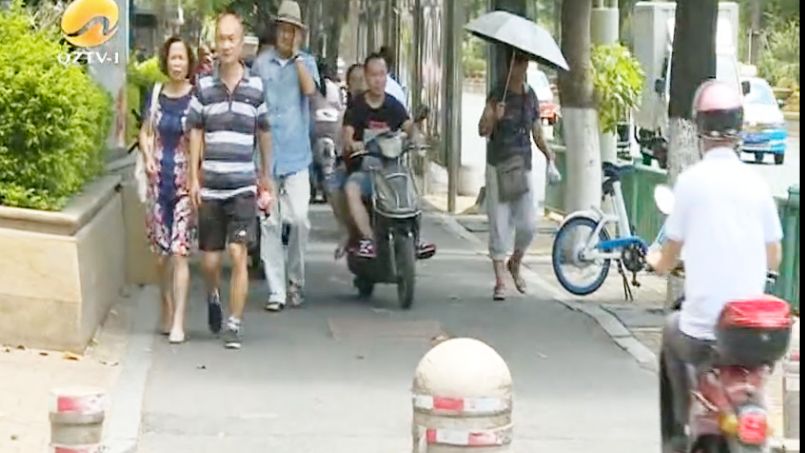 非机动车道上的石墩保留还是撤除,市民看法不一