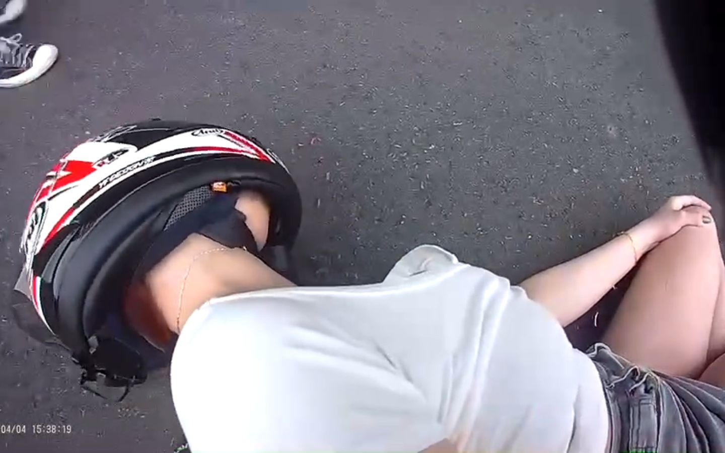 702期:惨!美女从摩托车摔下屁股搓一路,全红了!