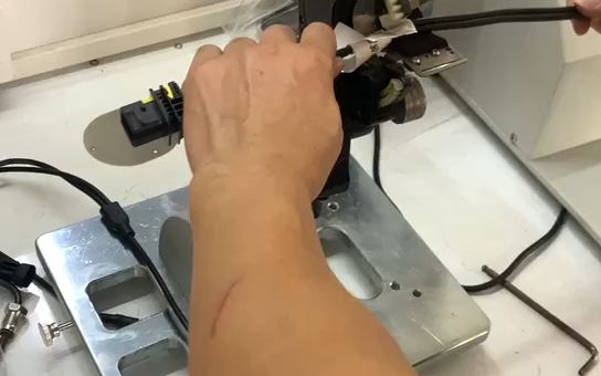 ...版手持缠布机:手持式锂电池版点缠胶带机器缠绕胶布机加底座绕线机