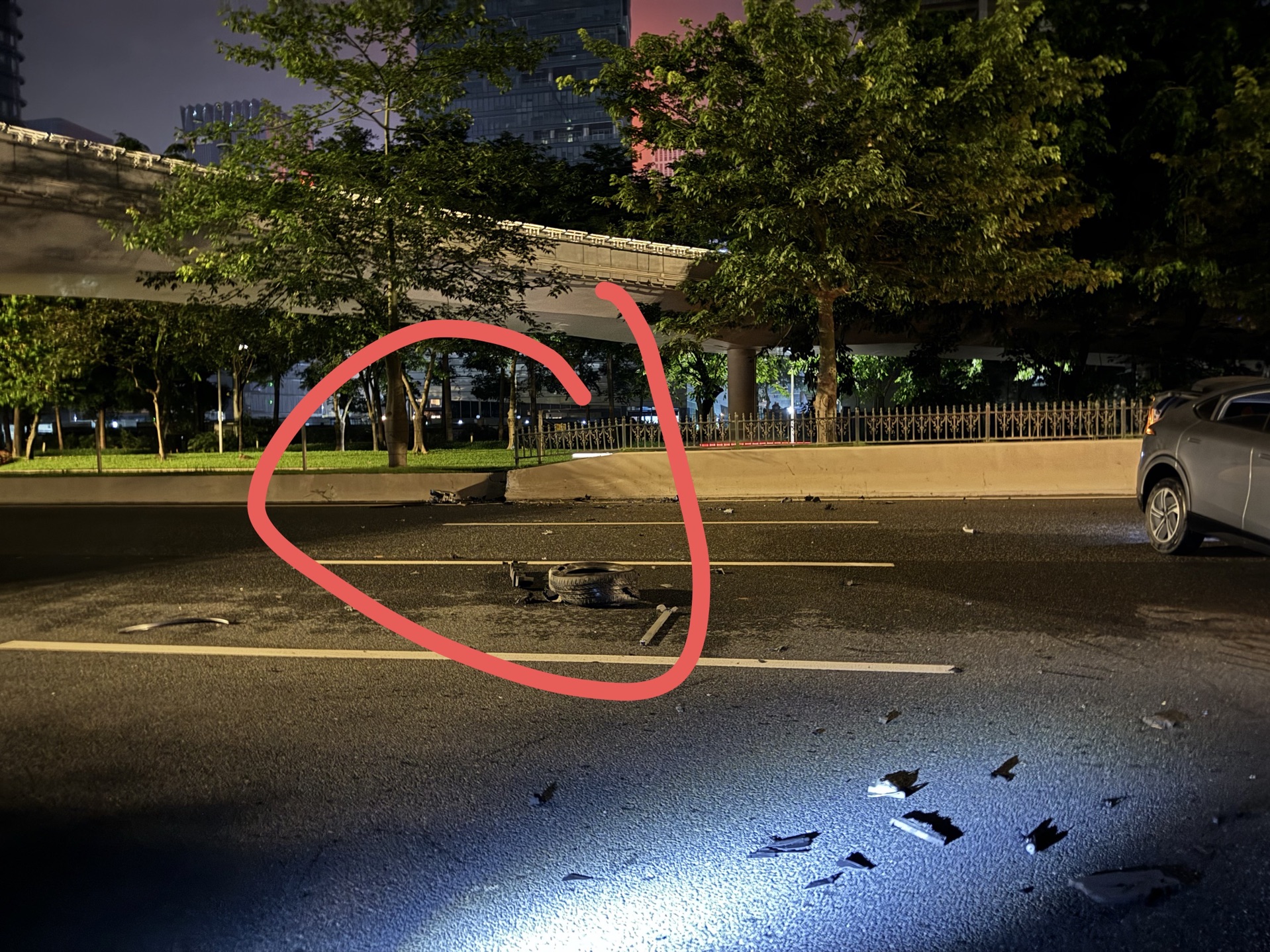 小鹏G6车速73车毁事故视频,25%偏置碰撞人受伤是因为惯性导致