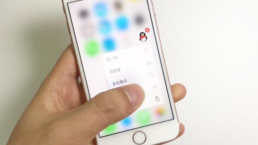 打开你的手机QQ,扫一下手里的钱,看看有什么