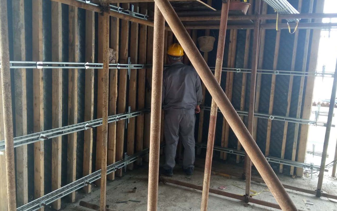 可调节新型剪力墙模板钢支撑