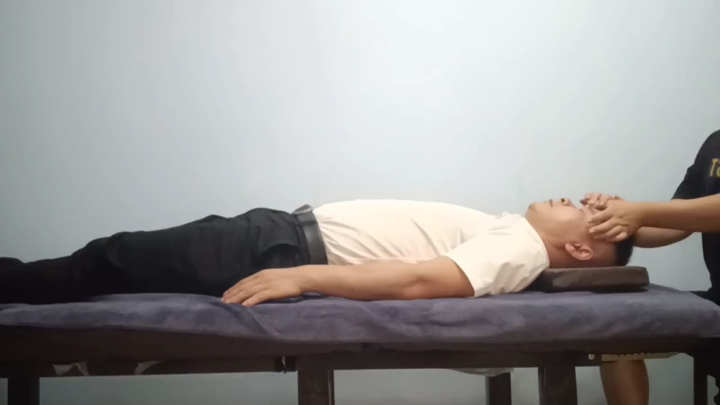 ...心态点印堂,开天门,推坎宫。点按神庭至百会穴风池 解压放松。#泉州